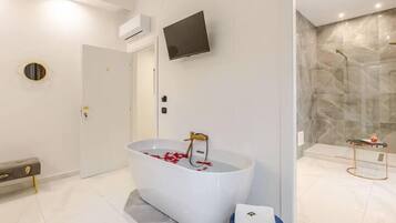 Quarto casal superior | Roupas de cama premium, edredons de pluma, cortinas blackout