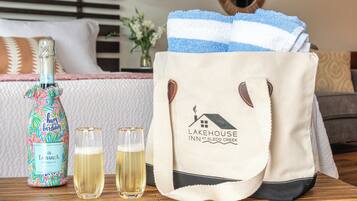 Uma garrafa de Prosecco La Marca, duas taças de vinho e uma sacola com o logotipo do Lakehouse Inn em Sledd Creek.