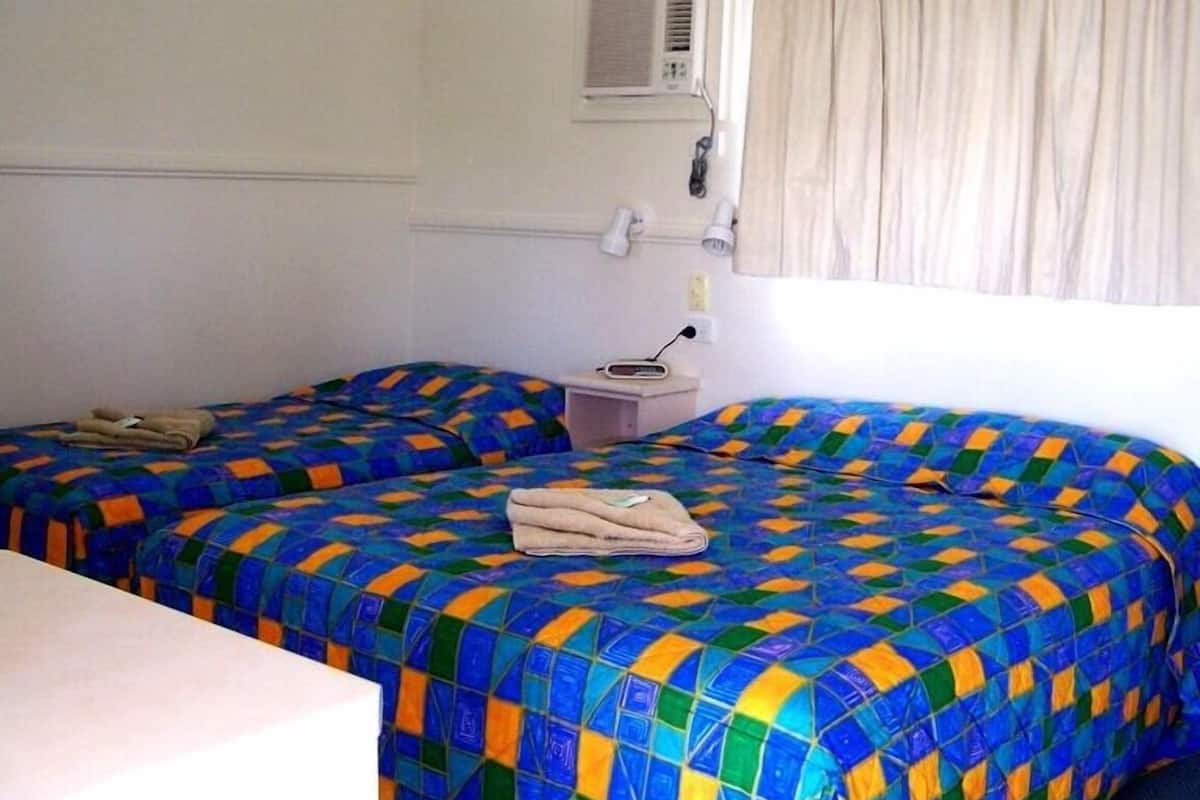 Quarto Duplo ou Twin Básico | Secretária, secretária adequada para computadores portáteis 