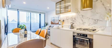 Geladeira, micro-ondas, fogão, cooktop