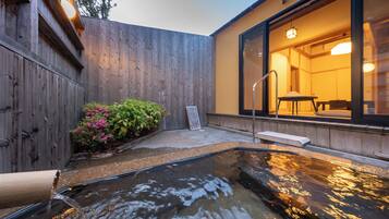 Quarto superior | Edredons de pluma, cofres nos quartos, espaço de trabalho para notebook