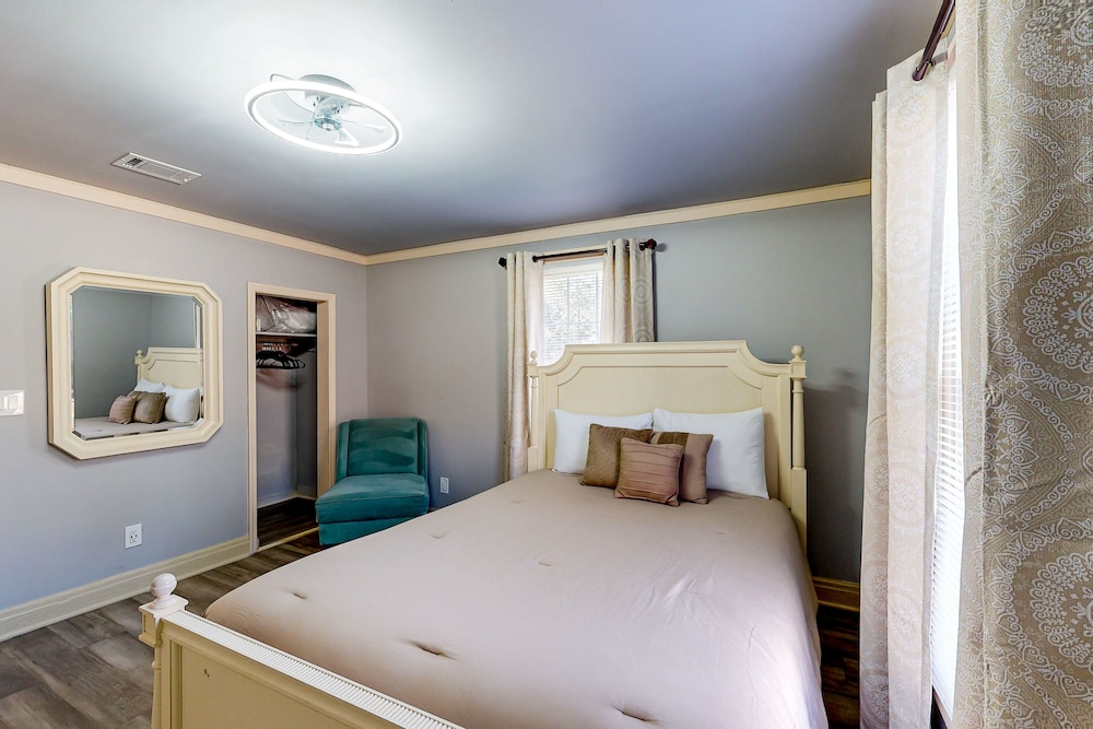 Renovated Farmhouse With Private Pond, Streaming, Full Kitchen, Central Ac, Wifi - Savannah, GA