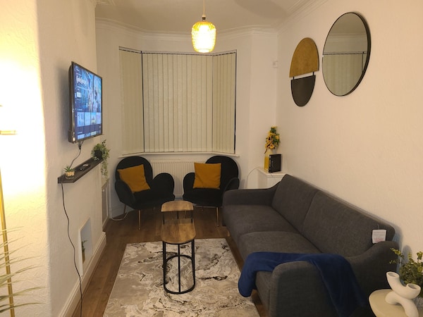 2 Bed House - Sleeps 5 - Parking - Wifi -