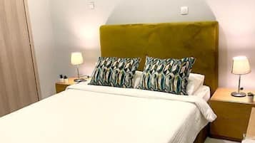 Quarto Empresarial | 1 quarto, minibar, Wi-fi grátis, roupa de cama fornecida