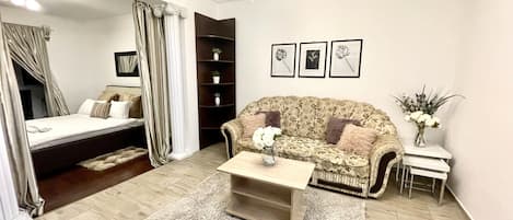 Apartamento clássico | Área de estar | TV LCD 116 cm com canais a cabo