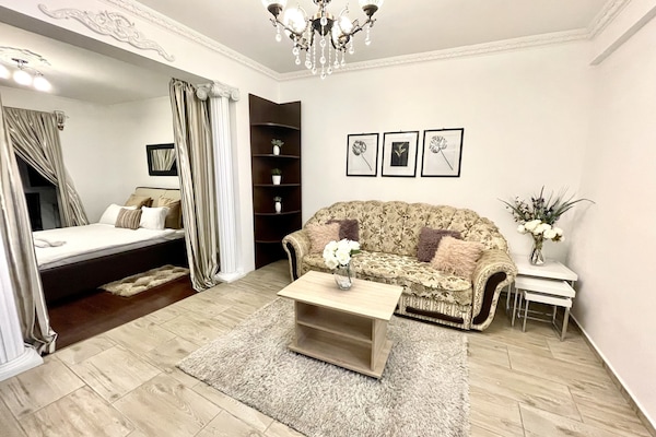 Apartamento clássico | Área de estar | TV LCD 116 cm com canais a cabo