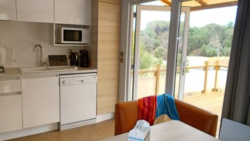 Geladeira, micro-ondas, máquina de café expresso