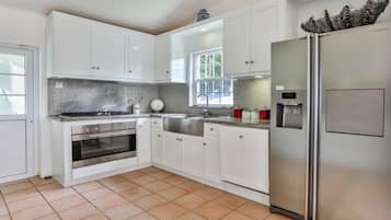 Villa, 2 quartos | Cozinha privada | Um frigorífico, um forno, uma cafeteira/bule, uma torradeira