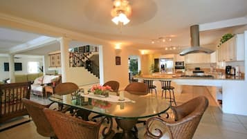 Villa, 3 quartos | Restaurantes