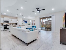 Villa, 5 quartos | Sala de estar | Smart TV 