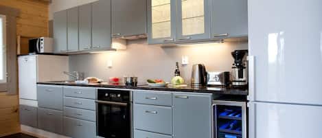 Vila, 3 quartos, suíte, ao lado da praia | Cozinha privada | Chaleira elétrica, torradeira, cadeirão de bebê