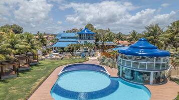 Piscina exterior, guarda-sóis, espreguiçadeiras