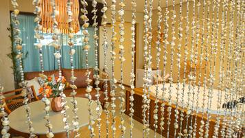 Suite Deluxe | Sala de estar | Smart TV de 43 polegadas com canais digitais