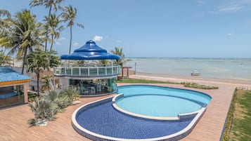 Piscina exterior, guarda-sóis, espreguiçadeiras