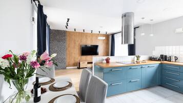 Apartamento | Cozinha privada | Um frigorífico, um micro-ondas, um forno, uma placa de cozinha