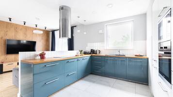 Apartamento | Cozinha privada | Um frigorífico, um micro-ondas, um forno, uma placa de cozinha