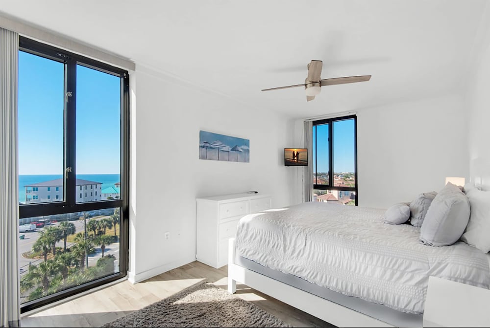 Enclave 702A | 7th Floor Penthouse • Across from Gated Beach • Pool ...