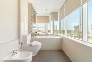 Apartamento Premier | Casa de banho | Um polibã e uma banheira separados, um chuveiro fixo 