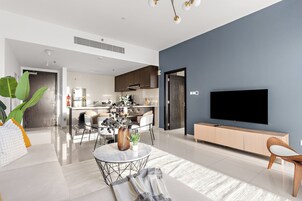 Apartamento Económico | Sala de estar | Smart TV de 50 polegadas com canais digitais 