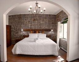 Casa Exclusiva, 2 quartos, 2 casas de banho, vista para o pátio | 2 quartos, minibar, com mobília individualizada, secretária 