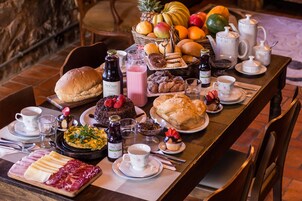 Café da manhã com pratos da culinária local grátis todos os dias