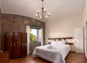 Casa exclusiva, 2 quartos, 2 banheiros, vista para o pátio | 2 quartos, frigobar, individualmente mobiliados, escrivaninha