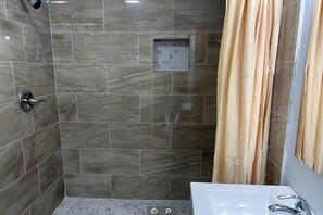 Produtos de toalete grátis, secador de cabelo, toalhas de banho