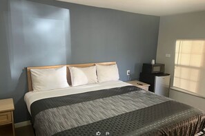 Quarto, 1 cama King | Escrivaninha, Wi-Fi de cortesia, roupa de cama
