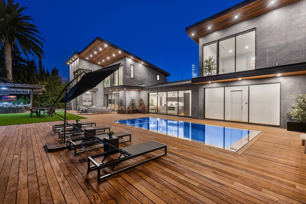 Skyline Luxury Haven - Los Angeles, CA