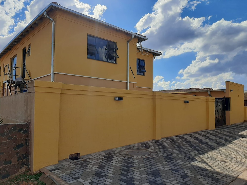 Mohlakeng Guest House - Randfontein