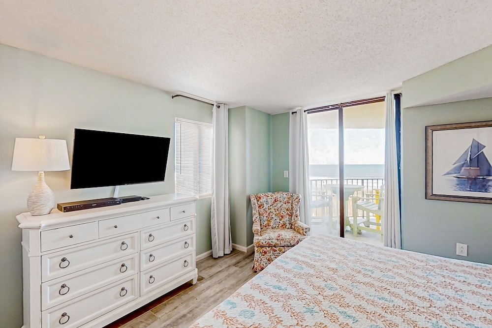 Oceanfront corner condo with stunning view, balcony, pool & beach ...