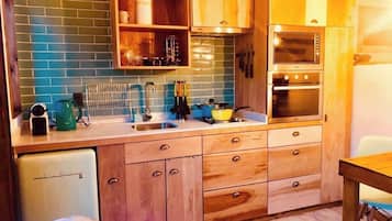 Quarto Standard | Cozinha privada | Um micro-ondas, uma placa de cozinha, uma torradeira