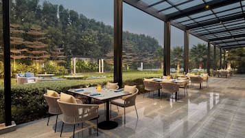 3 restaurantes, pequenos-almoços servidos, cozinha americana