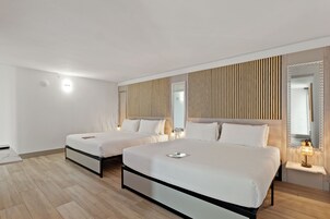 Quarto Deluxe, várias camas | Roupa de alta qualidade, minibar, cofre no quarto 