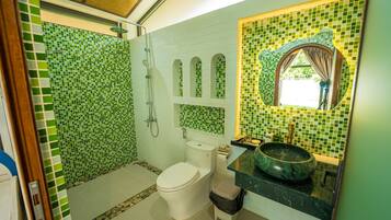 Quarto Quádruplo Básico | Casa de banho | Chinelos