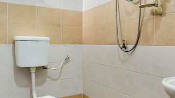 Chuveiro, toalhas de banho, papel higiênico