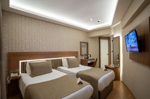 Quarto casal ou duplo standard, vista para a cidade | Roupas de cama premium