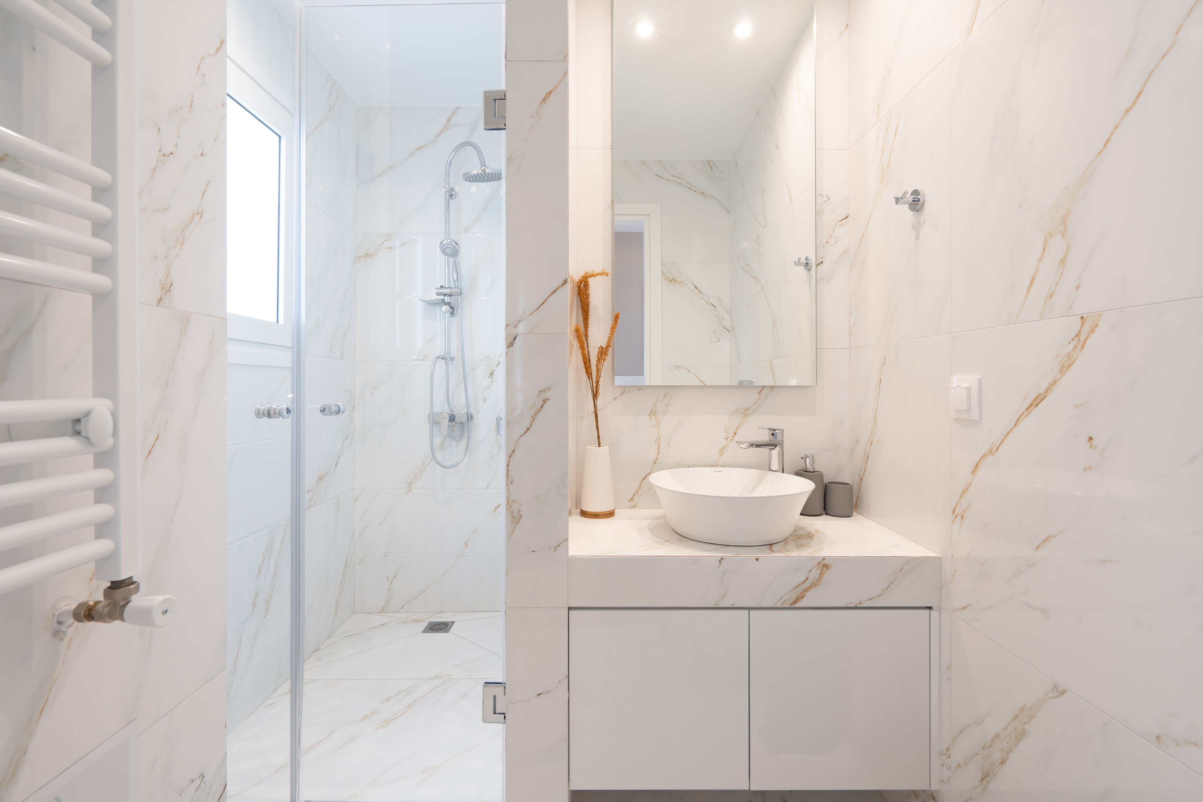 Apartamento Deluxe | Casa de banho | Um polibã, um chuveiro fixo, um secador de cabelo, toalhas fornecidas 