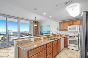 Apartamento Signature, 3 quartos, varanda, vista para a praia | Cozinha privada | Um frigorífico, um micro-ondas, um forno, uma placa de cozinha 