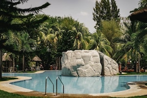 Piscina exterior, da(s) 7:00 à(s) 18:00, toldos gratuitos 