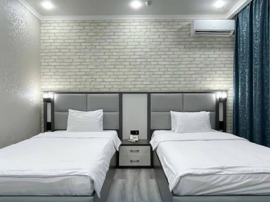 Quarto Twin Deluxe | Roupa de alta qualidade, camas de colchão Tempur-Pedic, secretária