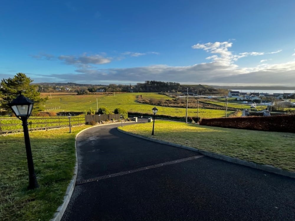 *Walk To Beach | Spacious & Clean | Ocean Views* - Donegal