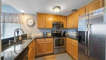 Apartamento em Condomínio Fechado, 2 quartos | Cozinha privada | Um forno, uma cafeteira/bule