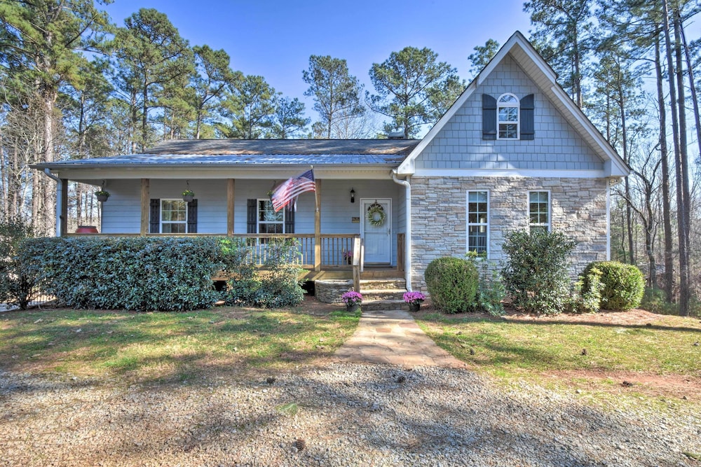 Family-friendly Lake Lanier Escape On 2 + Acres! - Flowery Branch, GA