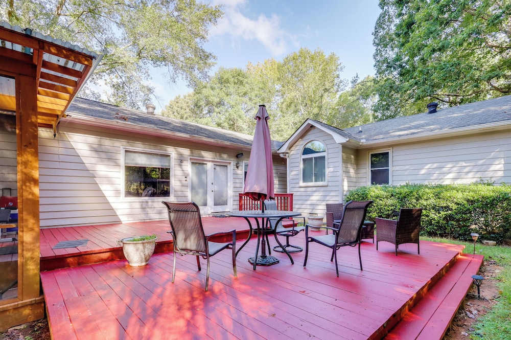 12 Mi To Uga Campus: Spacious Group Getaway! - Athens, GA