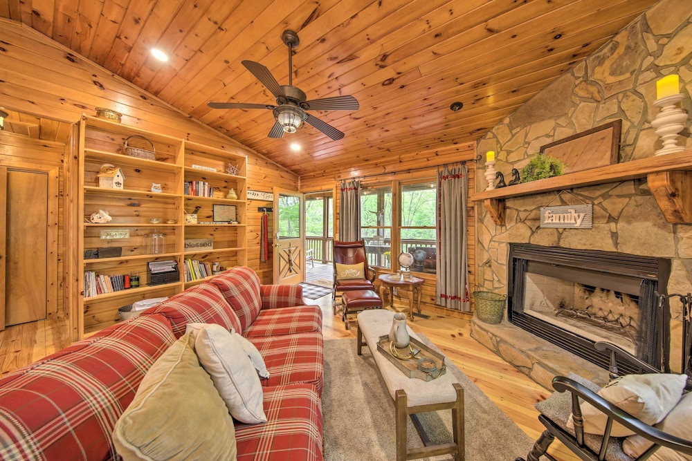Peaceful Blue Ridge Cabin W/ Decks & Fire Pit - Blue Ridge, GA