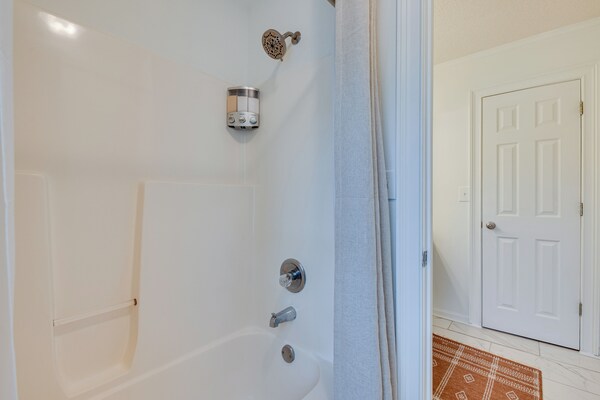 Newnan Vacation Rental W/ Pool & Pickleball Court! - Newnan, GA