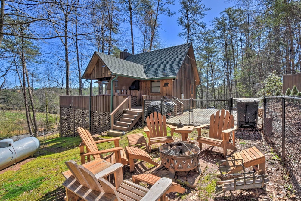 Helen Cabin W/ Deck & Hot Tub < 1/2 Mi To Main St - Helen, GA