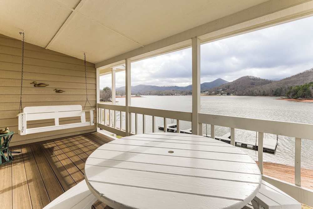 Fire Pit & Boat Dock: Lake Chatuge Townhome! - Hiawassee, GA
