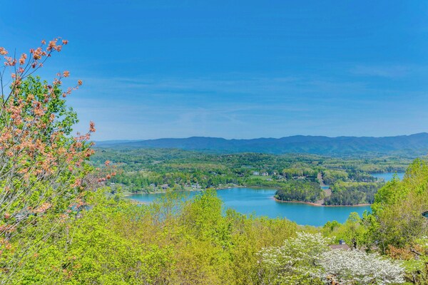 Lake-view Condo With Covered Deck In Hiawassee! - Chatuge Lake